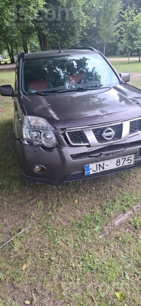 Violet Nissan X-Trail 2011 in Rezekne, with an engine capacity of 2.00 L and mileage of 678 thousand km for 3500 €, photo 1 on AUTOMOTO.COM.LV