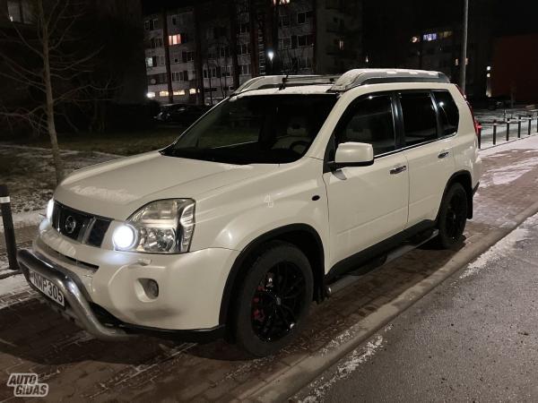 White Nissan X-Trail 2008 in Vilnius, with an engine capacity of 2.00 L and mileage of 461 thousand km for 4650 €, photo 2 on AUTOMOTO.COM.LV