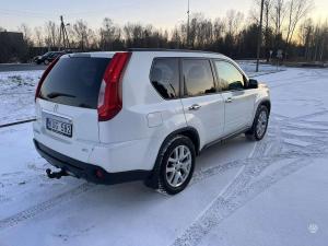 White Nissan X-Trail 2011 in Kaunas, with an engine capacity of 2.00 L and mileage of 285 thousand km for 4500 €, photo 7 on AUTOMOTO.COM.LV