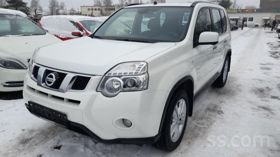 White Nissan X-Trail 2013 in Riga, with an engine capacity of 2.00 L and mileage of 199 thousand km for 6900 €, photo 3 on AUTOMOTO.COM.LV