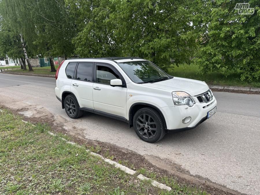 White Nissan X-Trail 2013 in Kaunas, with an engine capacity of 2.00 L and mileage of 364 thousand km for 6400 €, photo 1 on AUTOMOTO.COM.LV