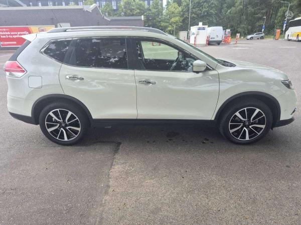White Nissan X-Trail 2015 in Vilnius, with an engine capacity of 1.60 L and mileage of 232 thousand km for 10000 €, photo 3 on AUTOMOTO.COM.LV
