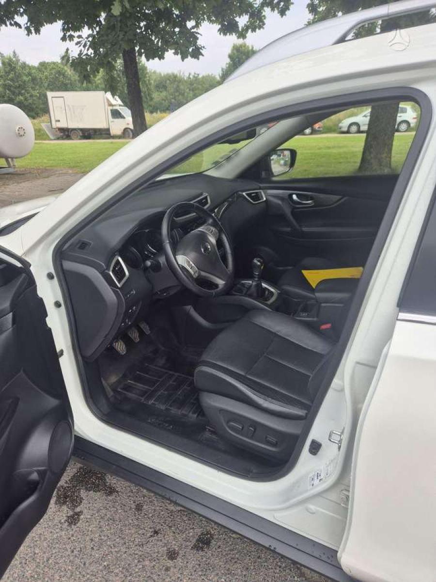 White Nissan X-Trail 2015 in Vilnius, with an engine capacity of 1.60 L and mileage of 232 thousand km for 10000 €, photo 10 on AUTOMOTO.COM.LV