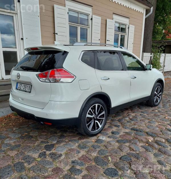White Nissan X-Trail 2015 in Riga, with an engine capacity of 1.60 L and mileage of 203 thousand km for 8300 €, photo 3 on AUTOMOTO.COM.LV