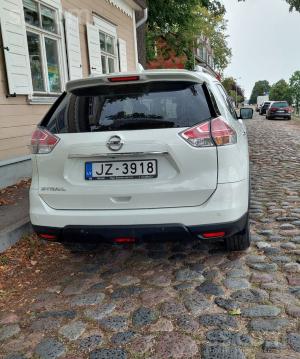 White Nissan X-Trail 2015 in Riga, with an engine capacity of 1.60 L and mileage of 203 thousand km for 8300 €, photo 4 on AUTOMOTO.COM.LV