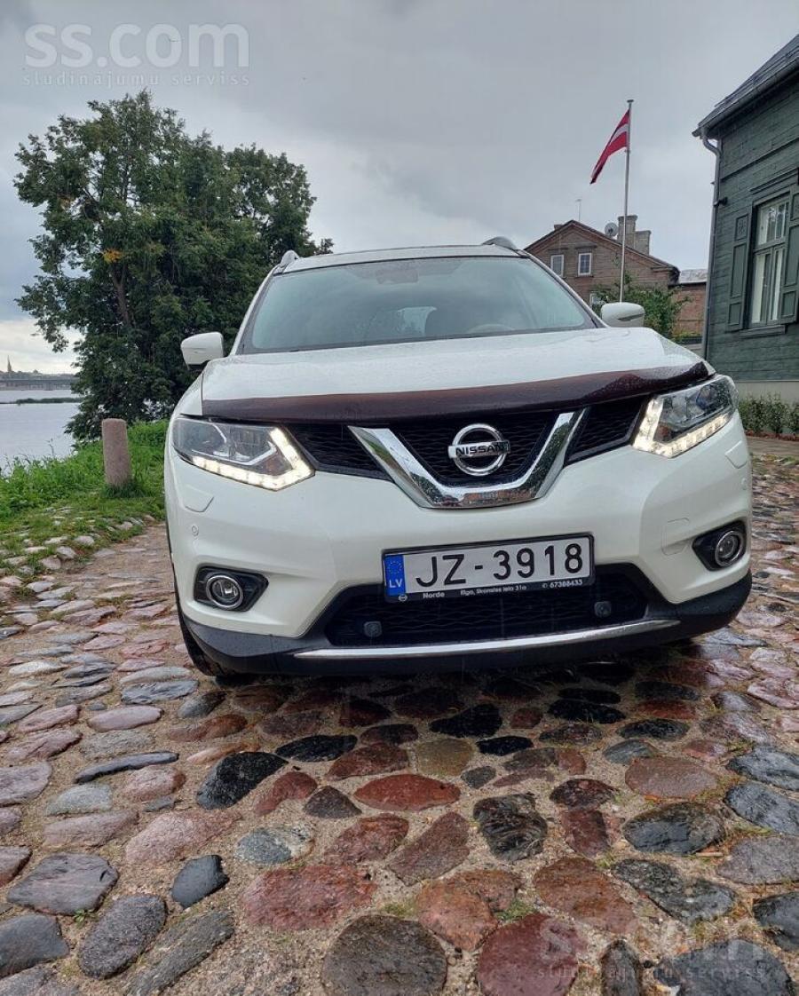 White Nissan X-Trail 2015 in Riga, with an engine capacity of 1.60 L and mileage of 203 thousand km for 8300 €, photo 5 on AUTOMOTO.COM.LV