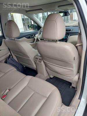 White Nissan X-Trail 2015 in Riga, with an engine capacity of 1.60 L and mileage of 203 thousand km for 8300 €, photo 8 on AUTOMOTO.COM.LV
