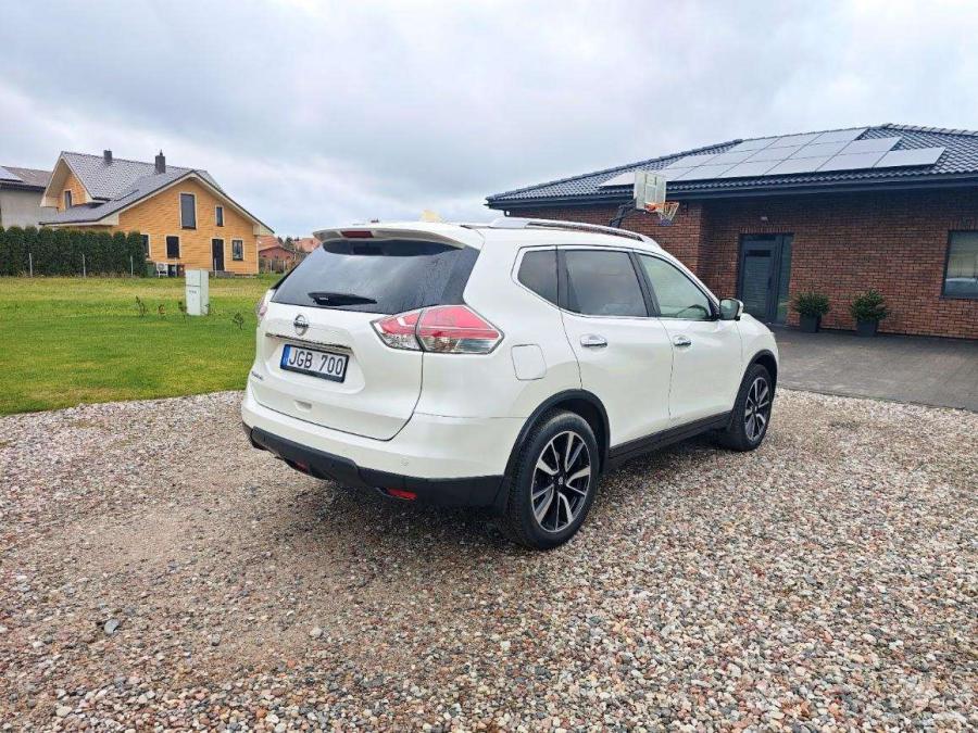 White Nissan X-Trail 2016 in Palanga, with an engine capacity of 1.60 L and mileage of 155 thousand km for 12900 €, photo 5 on AUTOMOTO.COM.LV