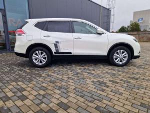 White Nissan X-Trail 2016 in Siauliai, with an engine capacity of 1.60 L and mileage of 230 thousand km for 9900 €, photo 8 on AUTOMOTO.COM.LV