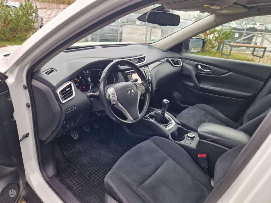 White Nissan X-Trail 2016 in Siauliai, with an engine capacity of 1.60 L and mileage of 230 thousand km for 9900 €, photo 11 on AUTOMOTO.COM.LV
