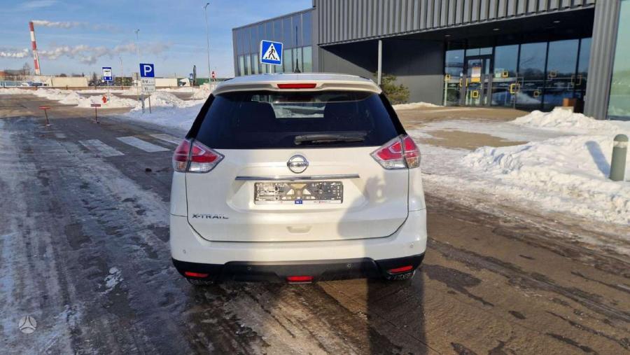 White Nissan X-Trail 2016 in Siauliai, with an engine capacity of 1.60 L and mileage of 230 thousand km for 9900 €, photo 5 on AUTOMOTO.COM.LV