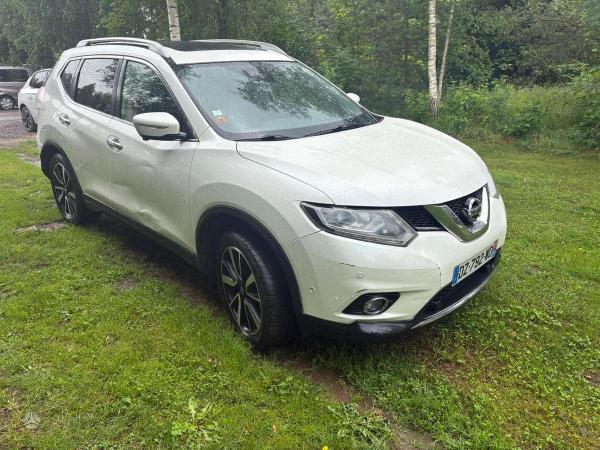 White Nissan X-Trail 2016 in Vilnius, with an engine capacity of 1.60 L and mileage of 300 thousand km for 4999 €, photo 3 on AUTOMOTO.COM.LV