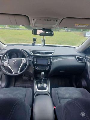 White Nissan X-Trail 2016 in Vilnius, with an engine capacity of 1.60 L and mileage of 168 thousand km for 10300 €, photo 4 on AUTOMOTO.COM.LV