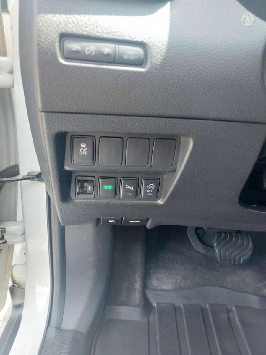 White Nissan X-Trail 2016 in Vilnius, with an engine capacity of 1.60 L and mileage of 168 thousand km for 10300 €, photo 9 on AUTOMOTO.COM.LV