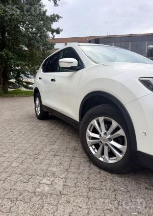 White Nissan X-Trail 2016 in Riga, with an engine capacity of 1.60 L and mileage of 221 thousand km for 8200 €, photo 3 on AUTOMOTO.COM.LV