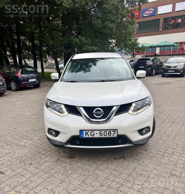 Nissan X-Trail 2016 in Riga on AUTOMOTO.COM.LV White Nissan X-Trail 2016 in Riga, with an engine capacity of 1.60 L and mileage of 221 thousand km for 8200 ā¬, photo 4 on AUTOMOTO.COM.LV