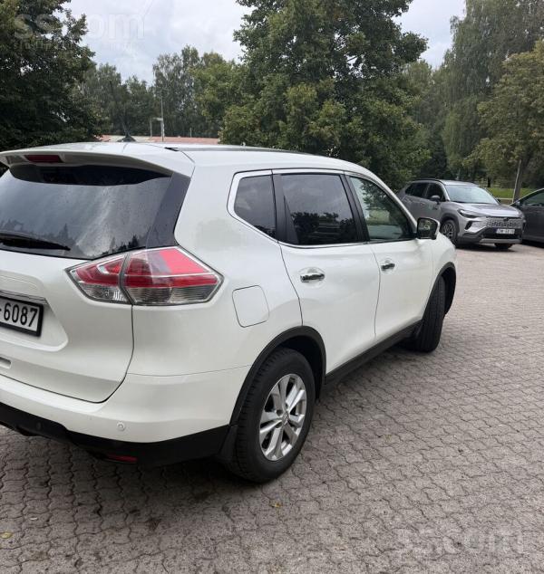 Nissan X-Trail 2016 in Riga on AUTOMOTO.COM.LV White Nissan X-Trail 2016 in Riga, with an engine capacity of 1.60 L and mileage of 221 thousand km for 8200 ā¬, photo 8 on AUTOMOTO.COM.LV