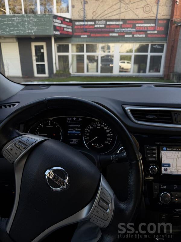 White Nissan X-Trail 2016 in Riga, with an engine capacity of 1.60 L and mileage of 163 thousand km for 11990 €, photo 8 on AUTOMOTO.COM.LV