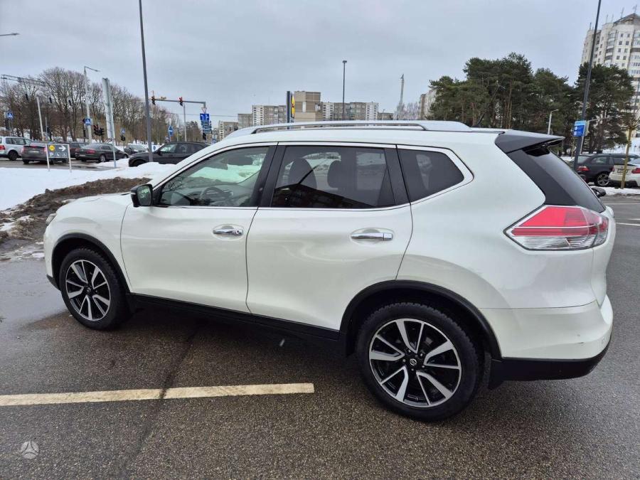 White Nissan X-Trail 2017 in Vilnius, with an engine capacity of 1.60 L and mileage of 162 thousand km for 9000 €, photo 3 on AUTOMOTO.COM.LV