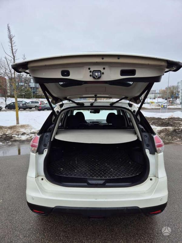 White Nissan X-Trail 2017 in Vilnius, with an engine capacity of 1.60 L and mileage of 162 thousand km for 9000 €, photo 5 on AUTOMOTO.COM.LV
