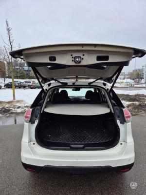 White Nissan X-Trail 2017 in Vilnius, with an engine capacity of 1.60 L and mileage of 162 thousand km for 9000 €, photo 5 on AUTOMOTO.COM.LV