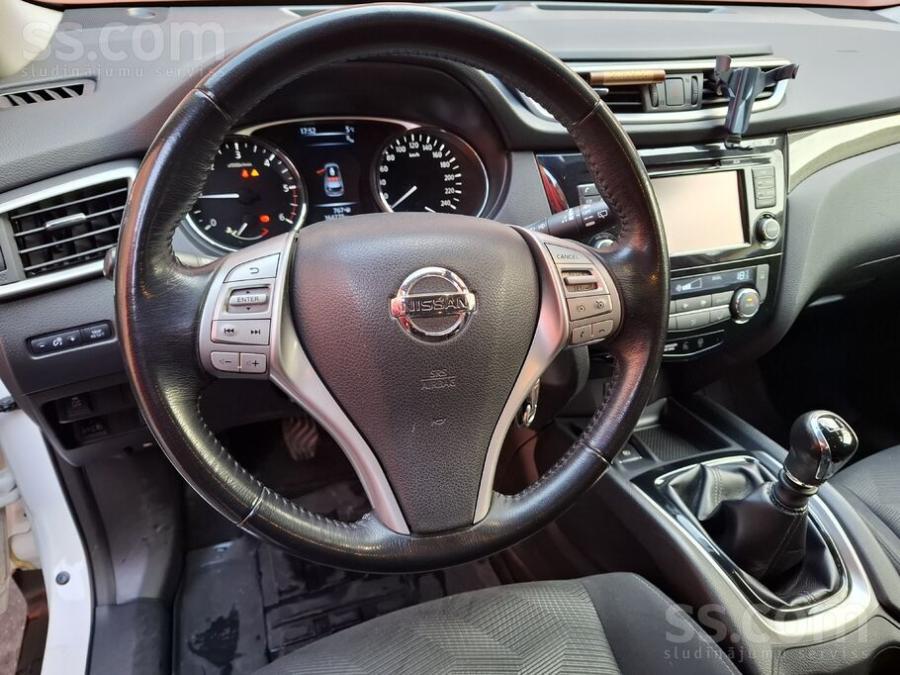 White Nissan X-Trail 2017 in Liepaja, with an engine capacity of 1.60 L and mileage of 166 thousand km for 10700 €, photo 4 on AUTOMOTO.COM.LV