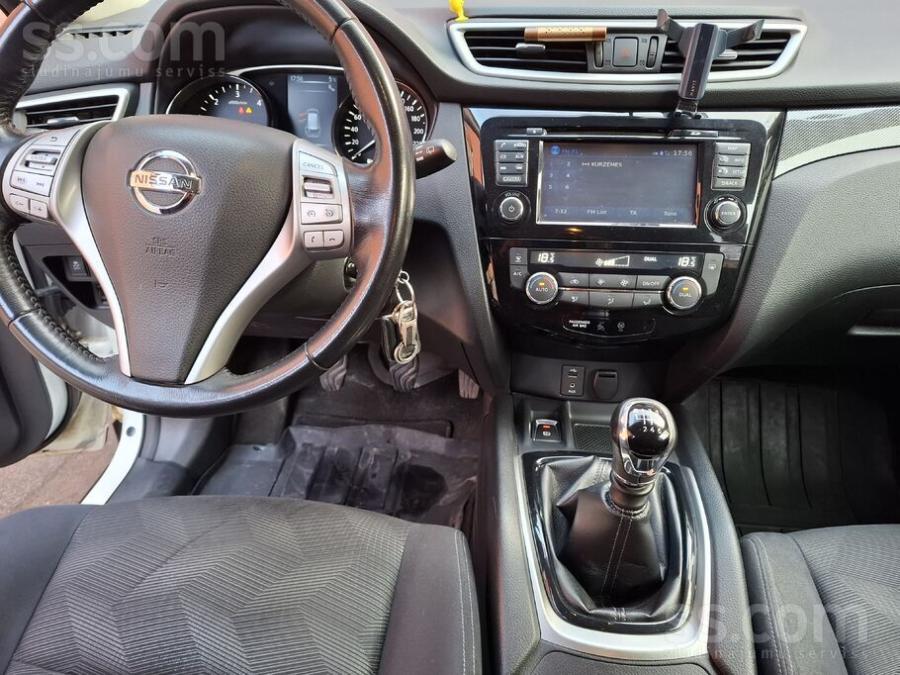 White Nissan X-Trail 2017 in Liepaja, with an engine capacity of 1.60 L and mileage of 166 thousand km for 10700 €, photo 5 on AUTOMOTO.COM.LV