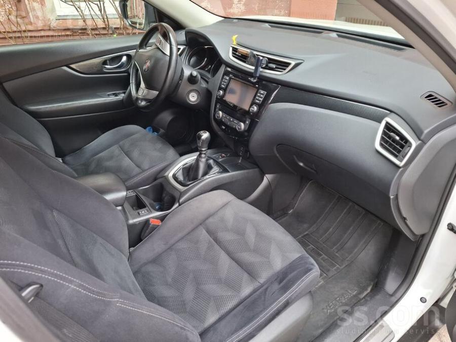 White Nissan X-Trail 2017 in Liepaja, with an engine capacity of 1.60 L and mileage of 166 thousand km for 10700 €, photo 7 on AUTOMOTO.COM.LV