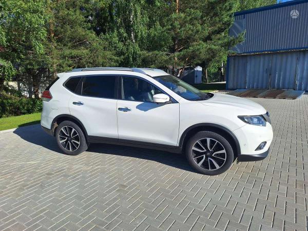 White Nissan X-Trail 2017 in Kaunas, with an engine capacity of 1.60 L and mileage of 163 thousand km for 9950 €, photo 3 on AUTOMOTO.COM.LV