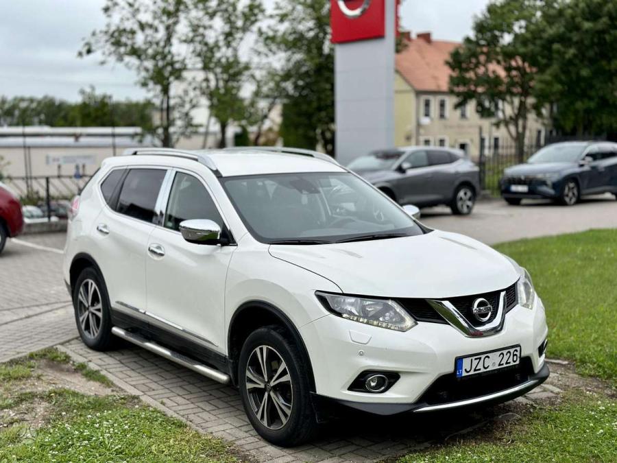 White Nissan X-Trail 2017 in Klaipeda, with an engine capacity of 1.60 L and mileage of 159 thousand km for 13800 €, photo 1 on AUTOMOTO.COM.LV