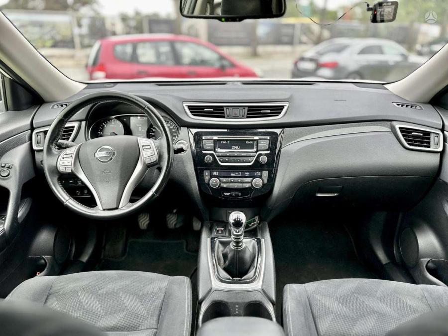 White Nissan X-Trail 2017 in Klaipeda, with an engine capacity of 1.60 L and mileage of 159 thousand km for 13800 €, photo 15 on AUTOMOTO.COM.LV
