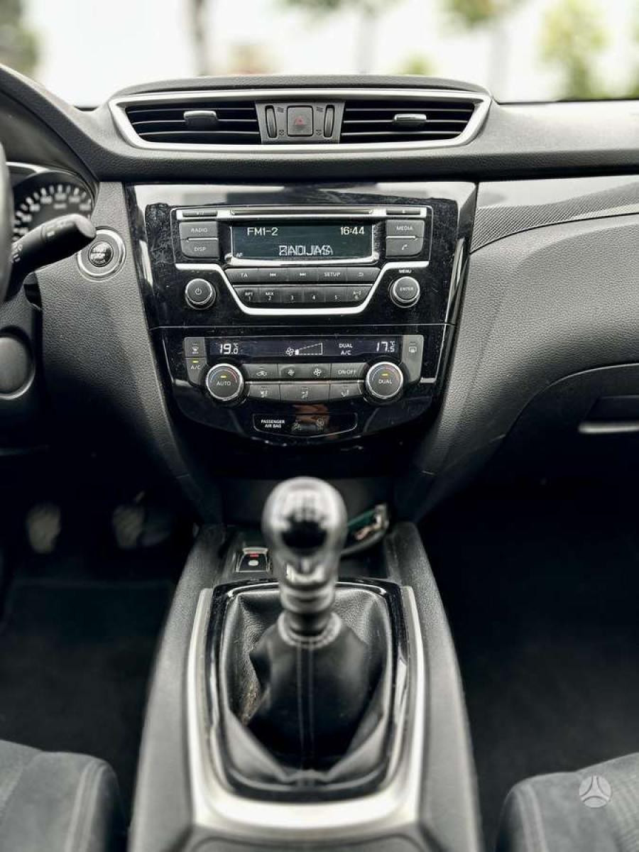 White Nissan X-Trail 2017 in Klaipeda, with an engine capacity of 1.60 L and mileage of 159 thousand km for 13800 €, photo 17 on AUTOMOTO.COM.LV