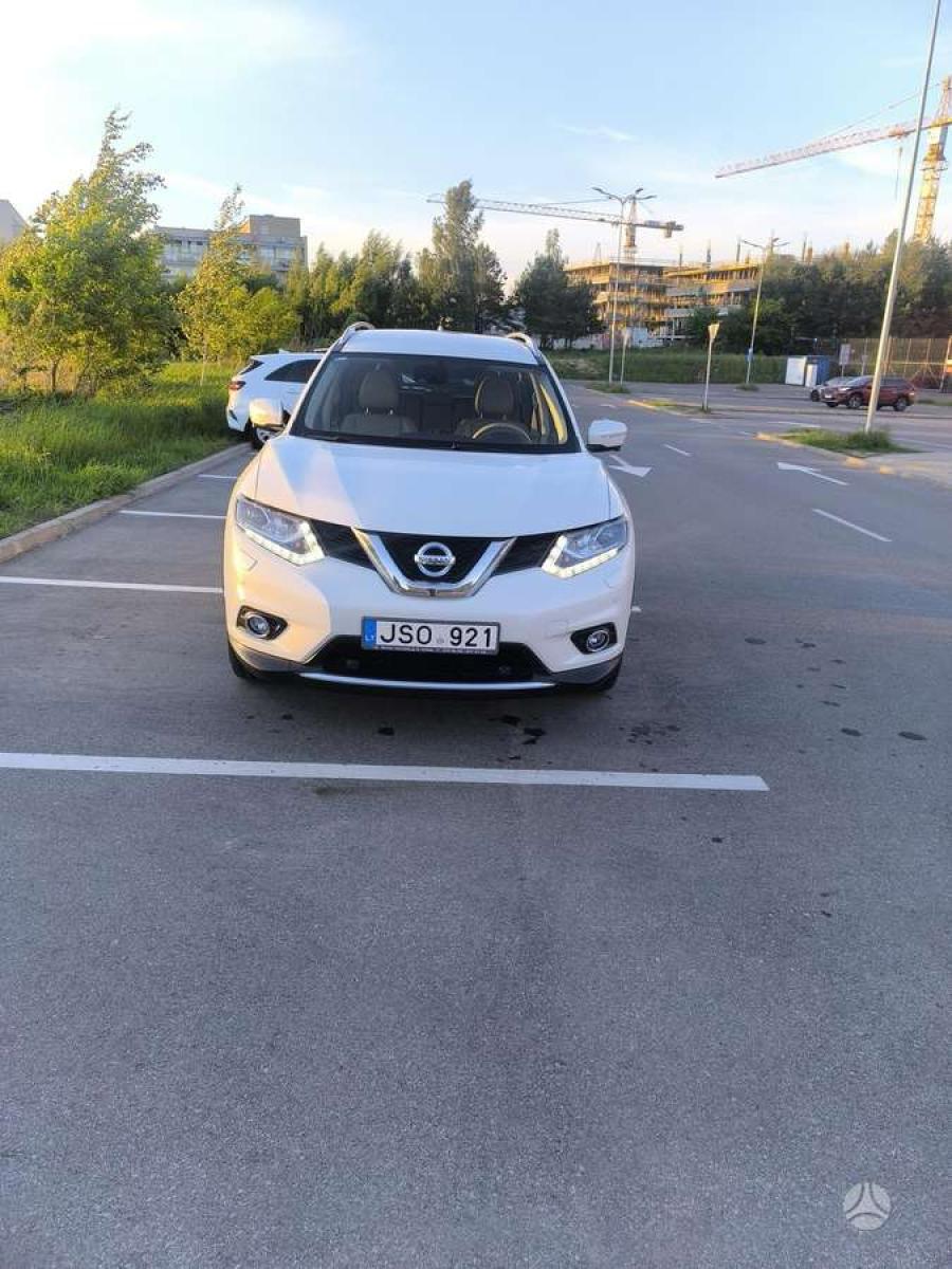 White Nissan X-Trail 2017 in Vilnius, with an engine capacity of 1.60 L and mileage of 141 thousand km for 11000 €, photo 1 on AUTOMOTO.COM.LV