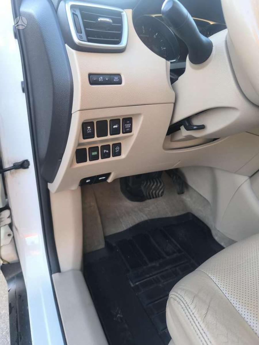 White Nissan X-Trail 2017 in Vilnius, with an engine capacity of 1.60 L and mileage of 141 thousand km for 11000 €, photo 17 on AUTOMOTO.COM.LV
