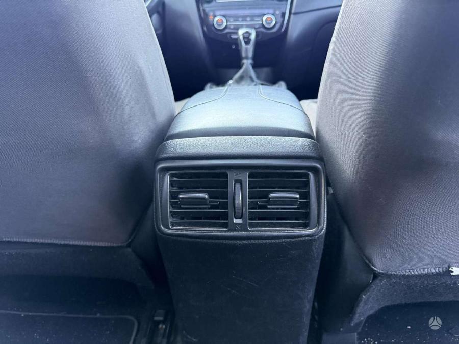 White Nissan X-Trail 2018 in Taurage, with an engine capacity of 1.60 L and mileage of 142 thousand km for 8500 €, photo 28 on AUTOMOTO.COM.LV