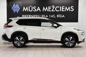 White Nissan X-Trail 2023 in Riga, with an engine capacity of 1.50 L and mileage of 41 thousand km for 32590 €, photo 5 on AUTOMOTO.COM.LV