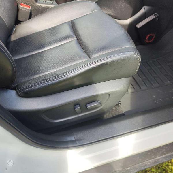White Nissan X-Trail 2017 in Vilnius, with an engine capacity of 1.60 L and mileage of 141 thousand km for 10950 €, photo 8 on AUTOMOTO.COM.LV