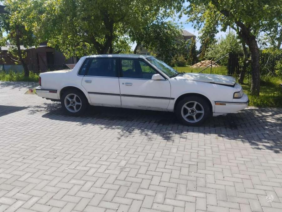 White Oldsmobile Cutlass 1988 in Klaipeda, with an engine capacity of 2.47 L and mileage of 160 thousand km for 999 €, photo 1 on AUTOMOTO.COM.LV