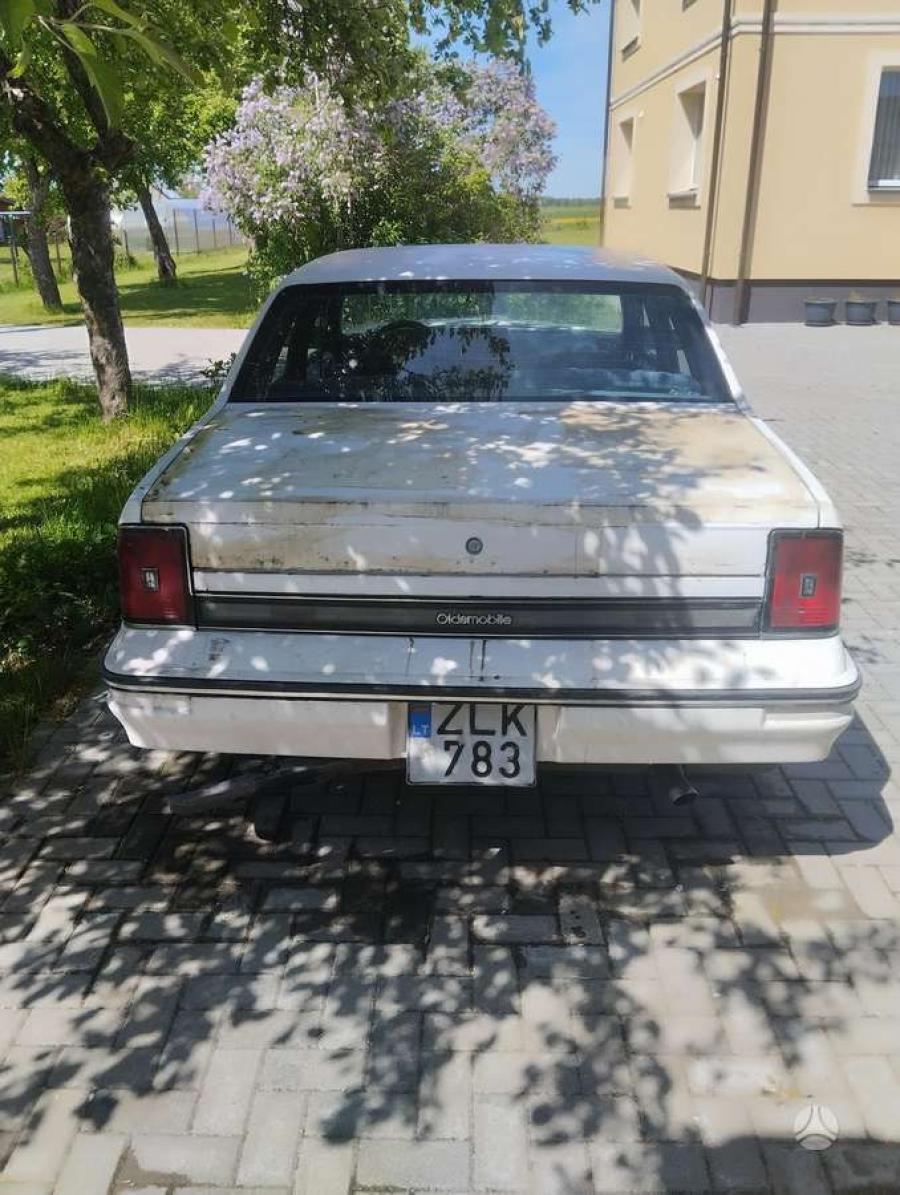 White Oldsmobile Cutlass 1988 in Klaipeda, with an engine capacity of 2.47 L and mileage of 160 thousand km for 999 €, photo 4 on AUTOMOTO.COM.LV
