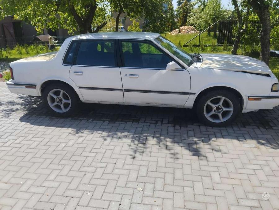White Oldsmobile Cutlass 1988 in Klaipeda, with an engine capacity of 2.47 L and mileage of 160 thousand km for 999 €, photo 5 on AUTOMOTO.COM.LV