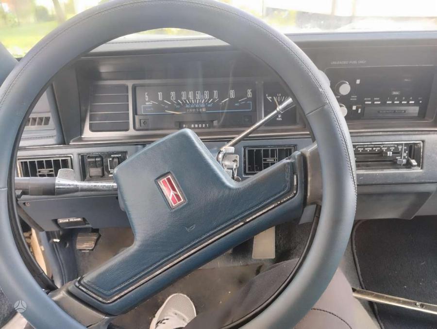 White Oldsmobile Cutlass 1988 in Klaipeda, with an engine capacity of 2.47 L and mileage of 160 thousand km for 999 €, photo 9 on AUTOMOTO.COM.LV