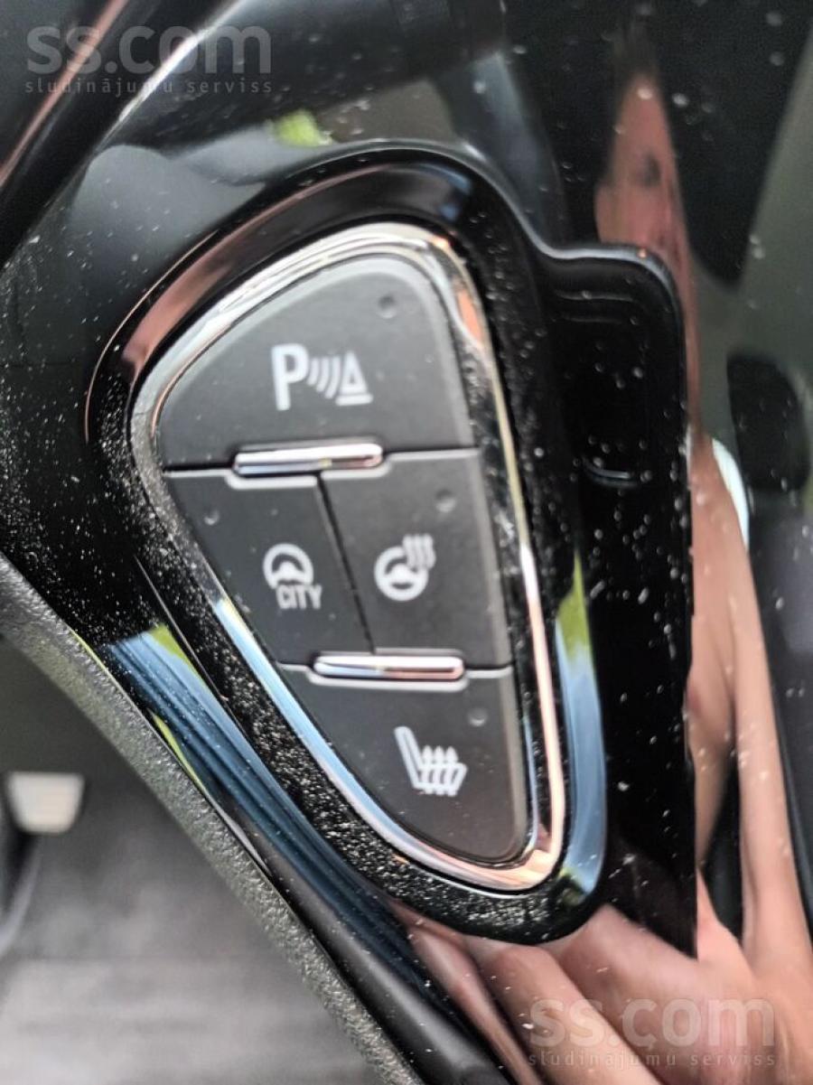 Brown Opel Adam 2016 in Riga, with an engine capacity of 1.40 L and mileage of 153 thousand km for 4750 €, photo 9 on AUTOMOTO.COM.LV