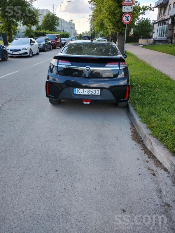 Black Opel Ampera 2012 in Jelgava, with an engine capacity of 1.40 L and mileage of 256 thousand km for 6700 €, photo 4 on AUTOMOTO.COM.LV