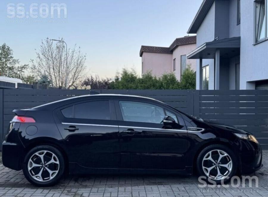 Black Opel Ampera 2013 in Riga, with an engine capacity of 1.40 L and mileage of 227 thousand km for 6650 €, photo 6 on AUTOMOTO.COM.LV