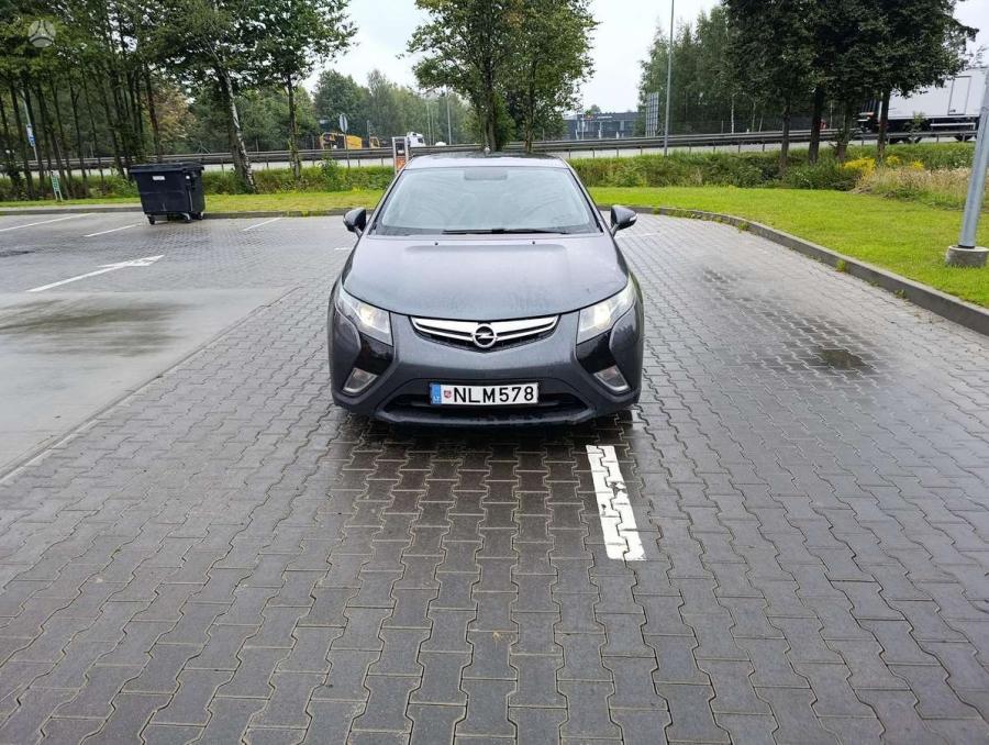 Grey Opel Ampera 2012 in Vilnius, with an engine capacity of 1.40 L and mileage of 233 thousand km for 5662 €, photo 1 on AUTOMOTO.COM.LV