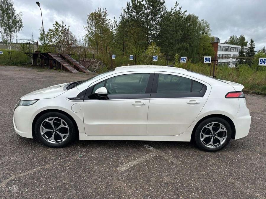 White Opel Ampera 2012 in Alytus, with an engine capacity of 1.40 L and mileage of 260 thousand km for 5600 €, photo 3 on AUTOMOTO.COM.LV