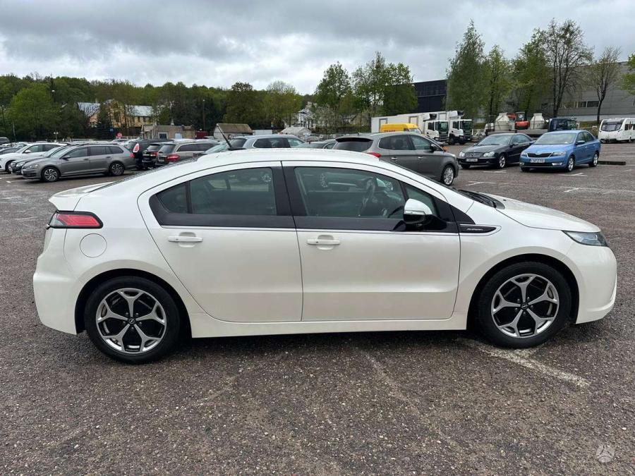 White Opel Ampera 2012 in Alytus, with an engine capacity of 1.40 L and mileage of 260 thousand km for 5600 €, photo 6 on AUTOMOTO.COM.LV