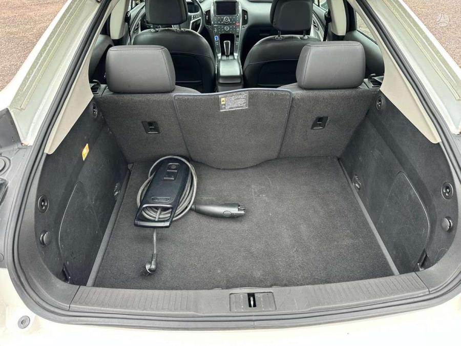 White Opel Ampera 2012 in Alytus, with an engine capacity of 1.40 L and mileage of 260 thousand km for 5600 €, photo 11 on AUTOMOTO.COM.LV