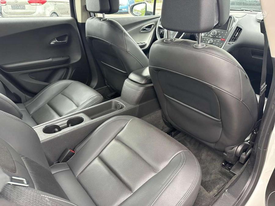 White Opel Ampera 2012 in Alytus, with an engine capacity of 1.40 L and mileage of 260 thousand km for 5600 €, photo 12 on AUTOMOTO.COM.LV
