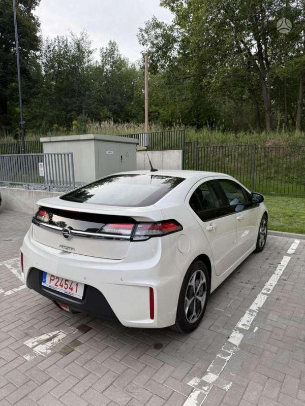 White Opel Ampera 2012 in Vilnius, with an engine capacity of 1.40 L and mileage of 267 thousand km for 5900 €, photo 7 on AUTOMOTO.COM.LV